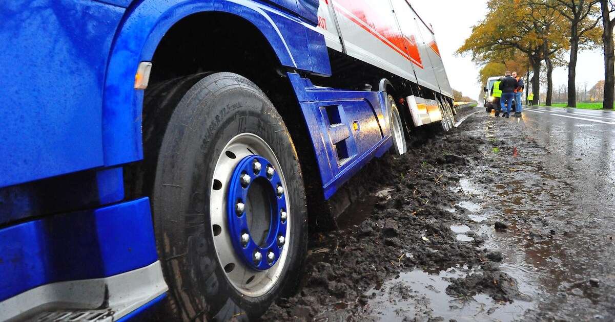 Vrachtwagen zakt weg in berm, N275 hele avond in beide richtingen dicht ...