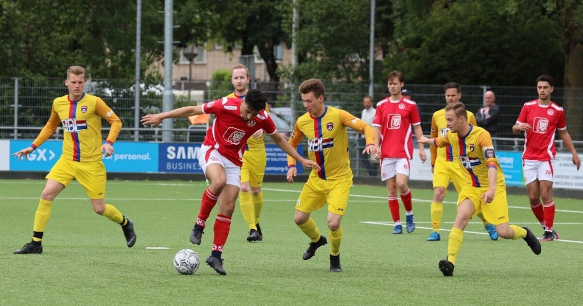 Eindhovenaren Walid Aabakrimi, Badr Bazzi en Samir Belhadj stappen ...