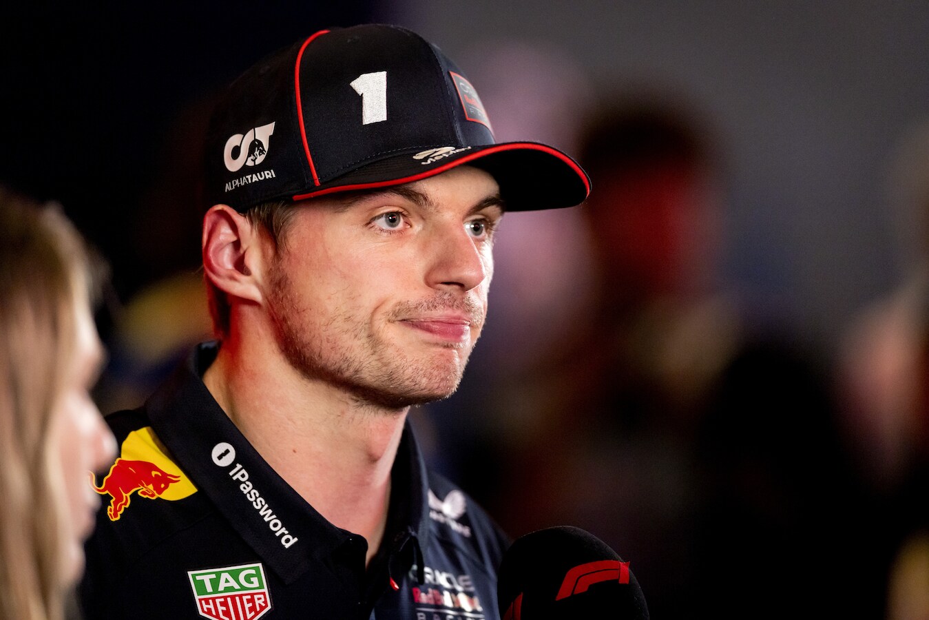 Max Verstappen start sprintrace ver achter Oscar Piastri en Lando ...