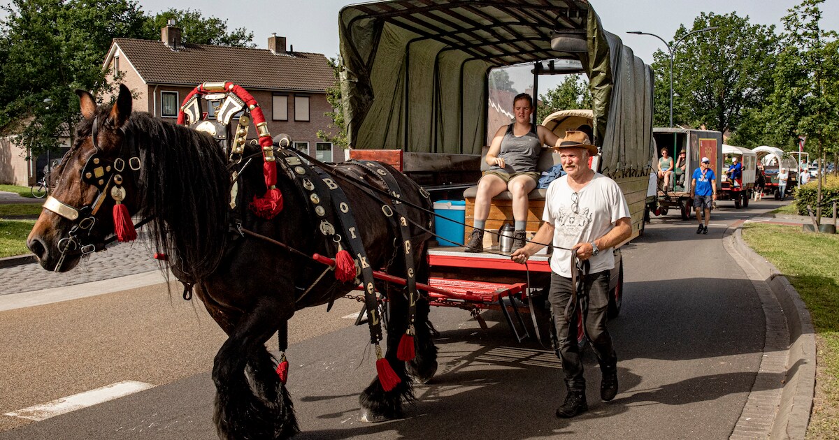 Jaarlijkse processie naar Handel laat stanklucht achter in centrum van ...