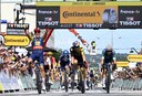 Mads Pedersen houdt Jasper Philipsen in Tour de France van vierde ...