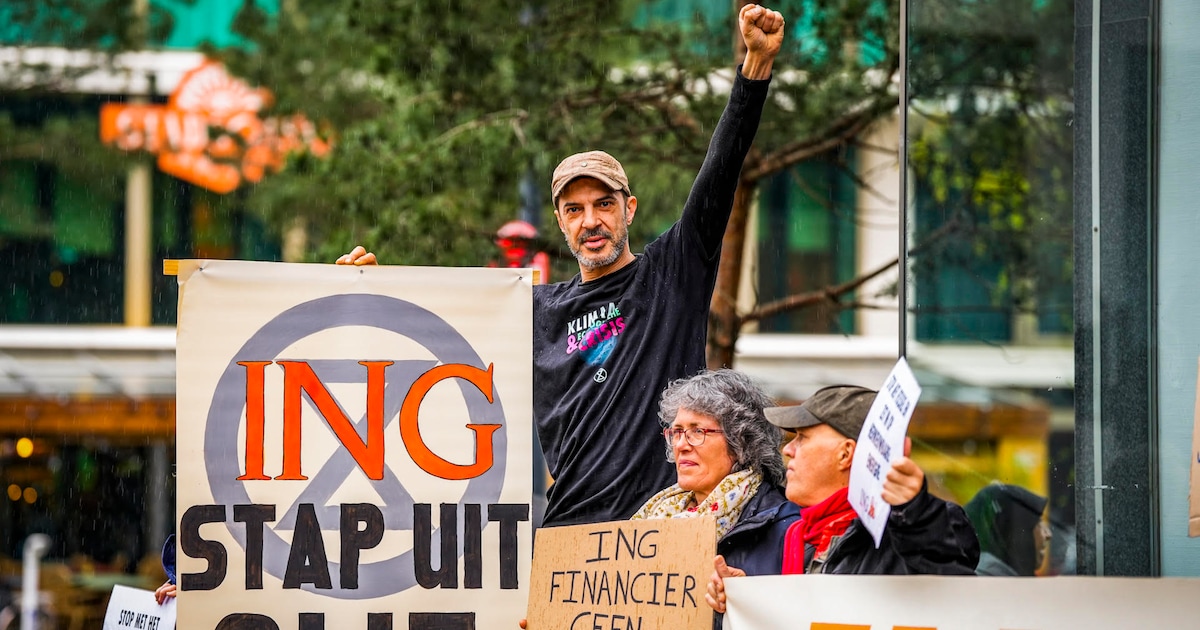 Extinction Rebellion voert actie bij ING-kantoor in Eindhoven: ‘ING ...