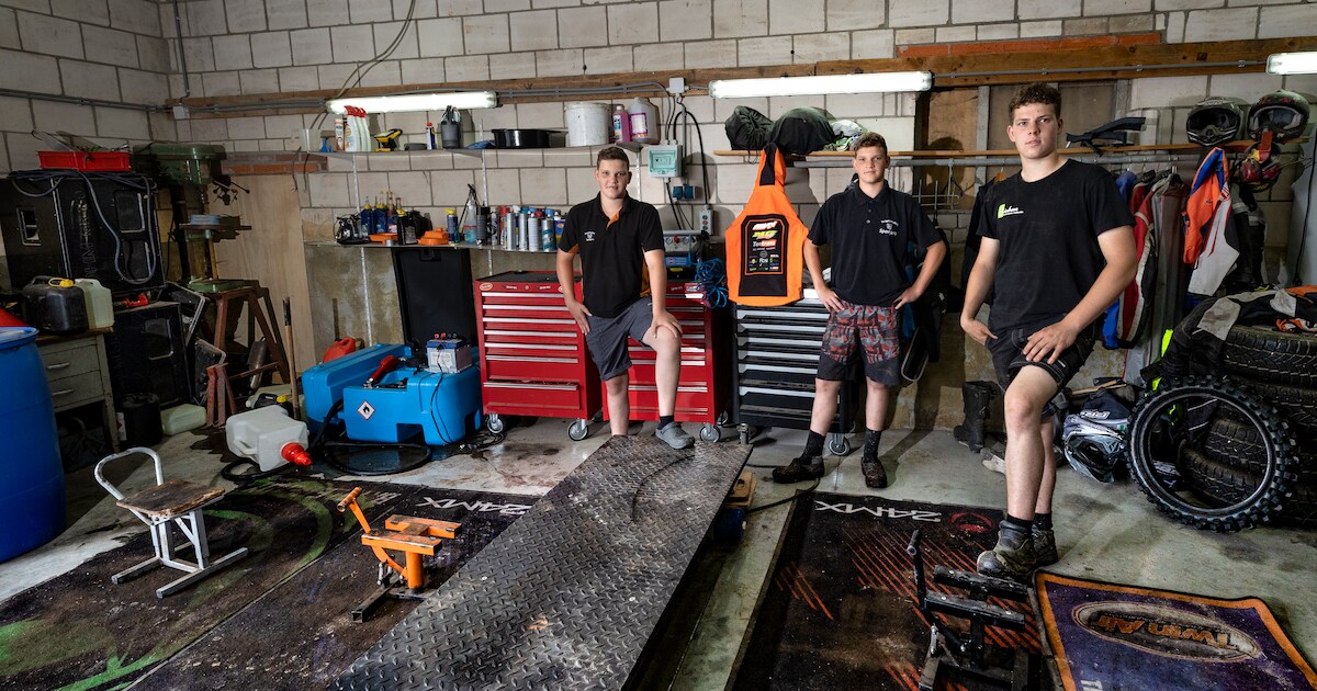 Bestse broers in het holst van de nacht bestolen van hun crossmotoren: ‘Zelfs de kleding namen ...