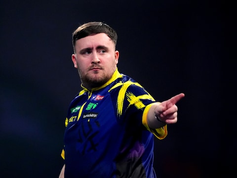 Luke Littler trekt zwaarbevochten zege over de streep en is ten koste ...