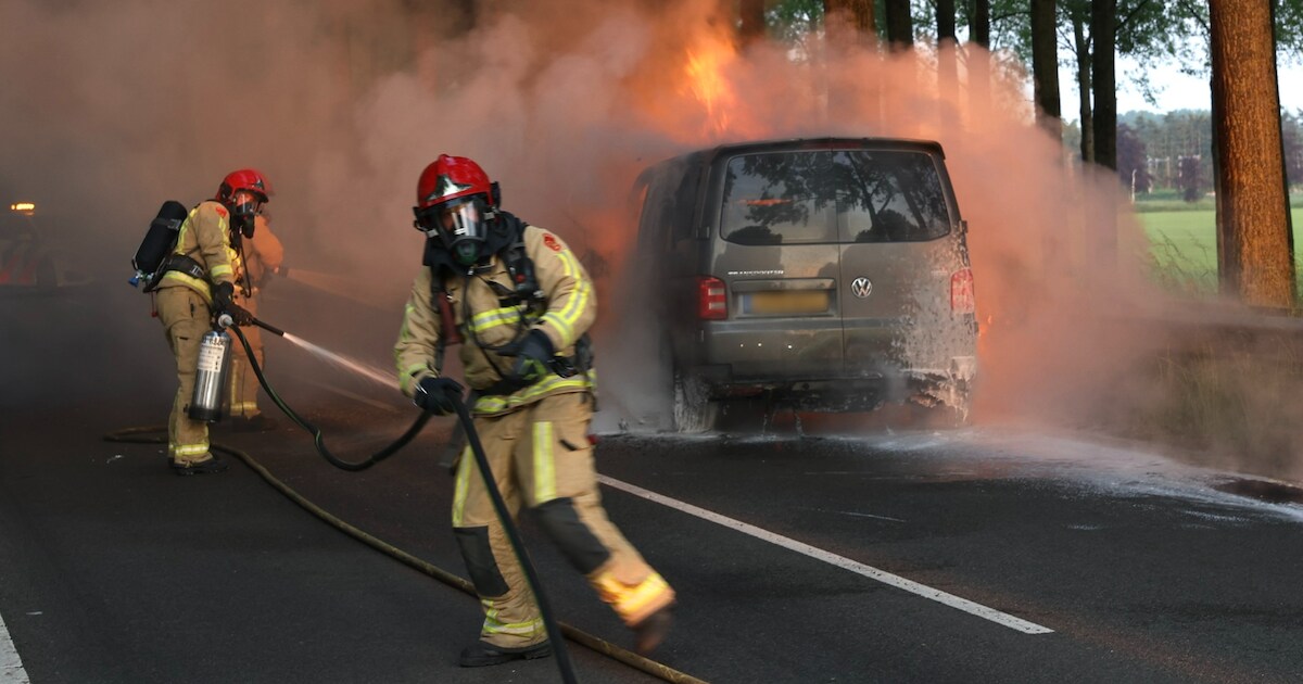 Bestelbusje vliegt tijdens het rijden in brand op Ringweg in Best ...