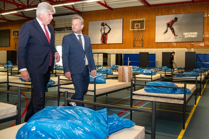De burgemeester en de wethouder aan de deur: ‘Er komen asielzoekers bij ...