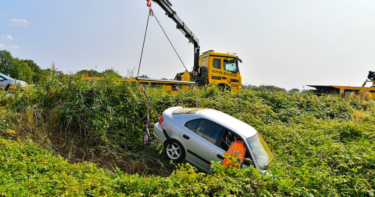 Auto komt in de bramenstruiken terecht na botsing op A67 bij Veldhoven ...