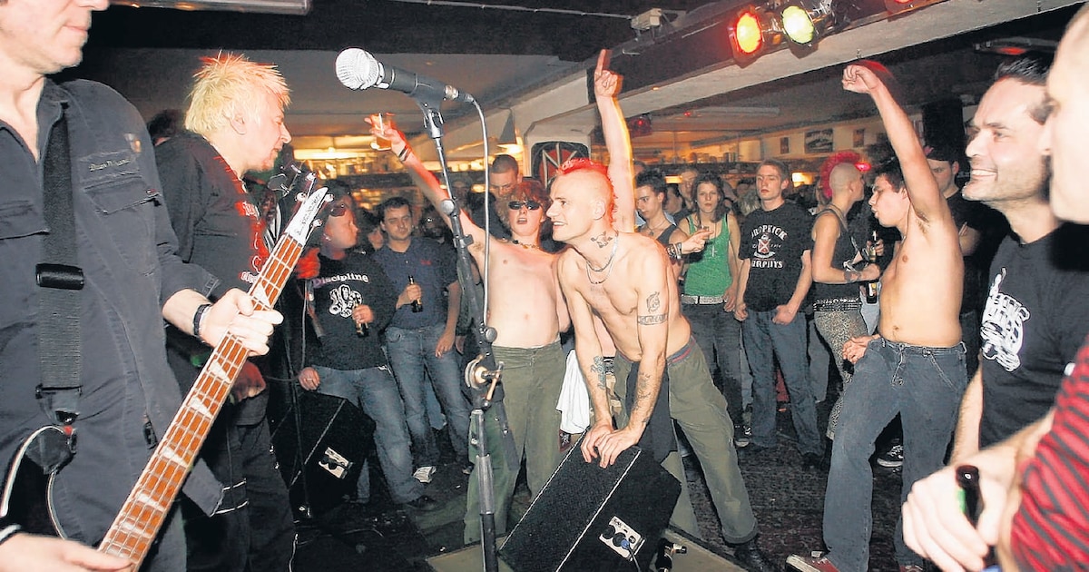 UK Subs nog een laatste keer op het podium in Eindhoven; de punkkoek is ...