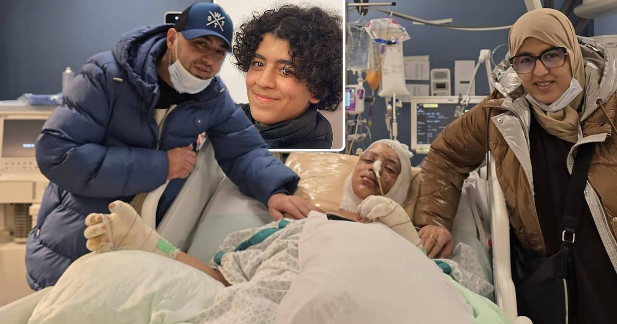 Zakaria (15) ontwaakt uit coma nadat hij in Brussel in brand werd ...