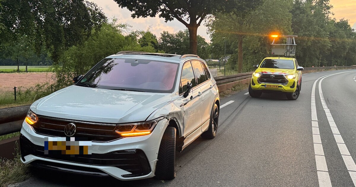 Auto komt vermoedelijk op verkeerde weghelft terecht en schampt andere auto in Lieshout ...