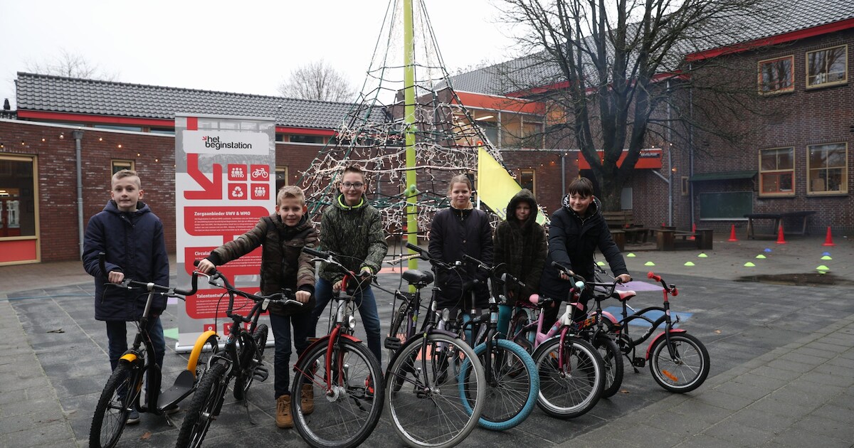 Leerlingen van De Hilt blij met nieuwe fietsen van het Beginstation Helmond | Helmond | ED.nl