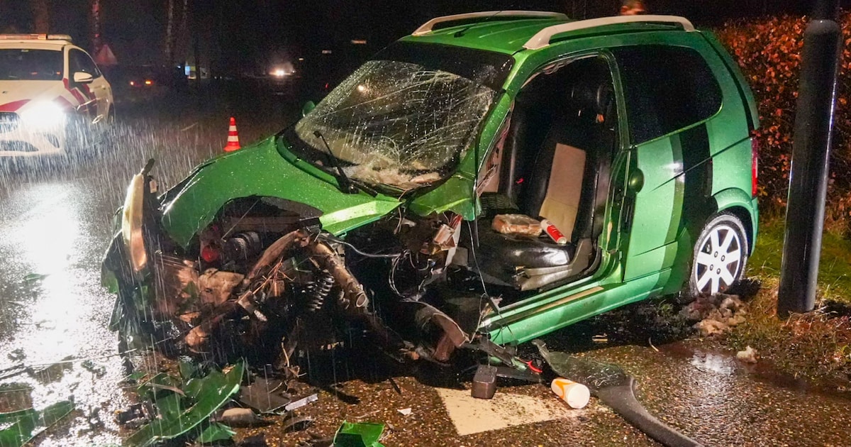 Brommobiel total loss en twee beschadigde auto’s bij botsing tussen ...