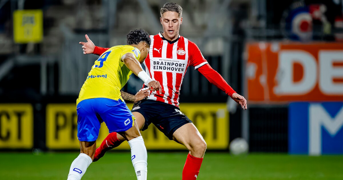 Bij PSV staat ‘vergrootglas-voetballer’ Veerman op en loopt de ballon ...