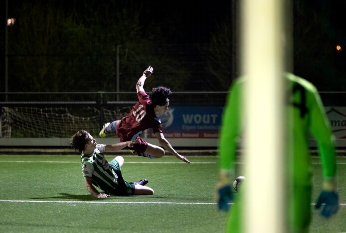 22 voetballers, 2 grensrechters, maar géén scheidsrechter: zo verloopt ...