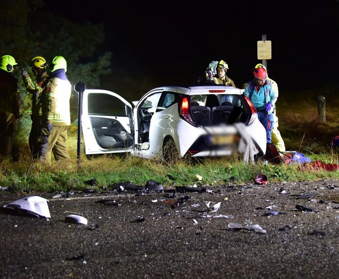 Vrouw (49) en man (23) zwaargewond bij frontale botsing tussen auto's bij Budel, weg bezaaid met ...