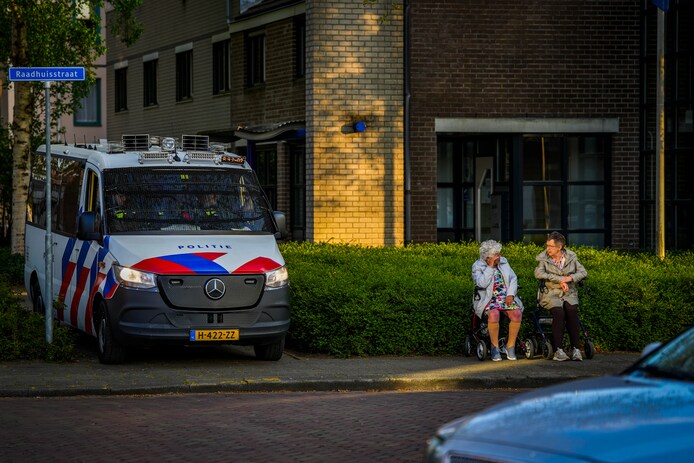 Gemeentehuis Best gebarricadeerd, demonstranten op afstand gehouden ...