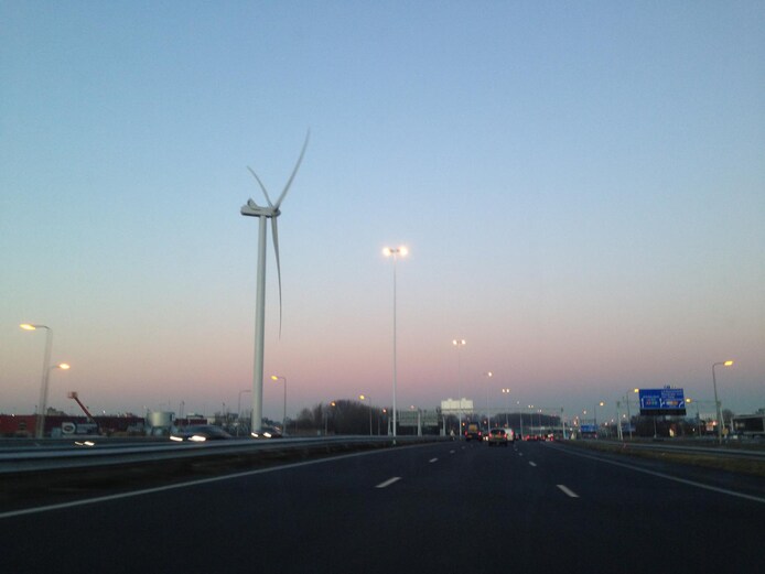 Deurne wil zonnepanelen op het water, windmolens bij de snelweg en ...