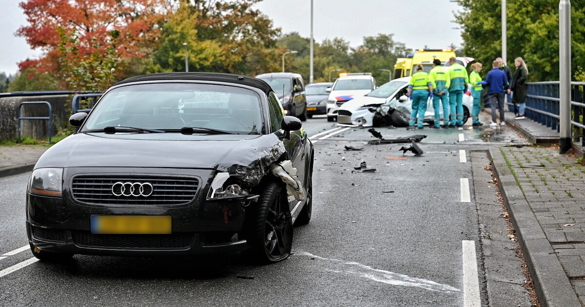 Twee gewonden bij frontale botsing op viaduct in Tilburg | Tilburg | ed.nl