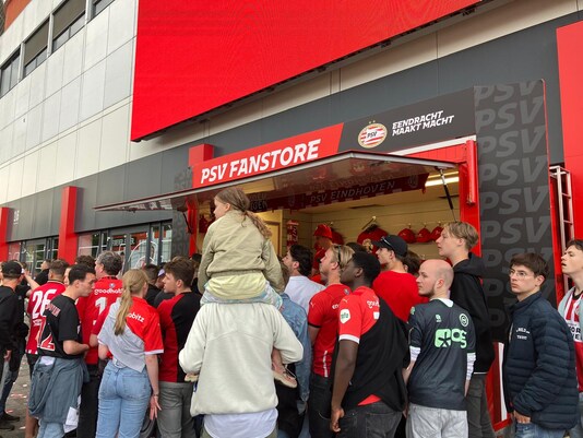 Bomvolle binnenstad, uitzinnige spelers en nare incidenten: dit was het ...