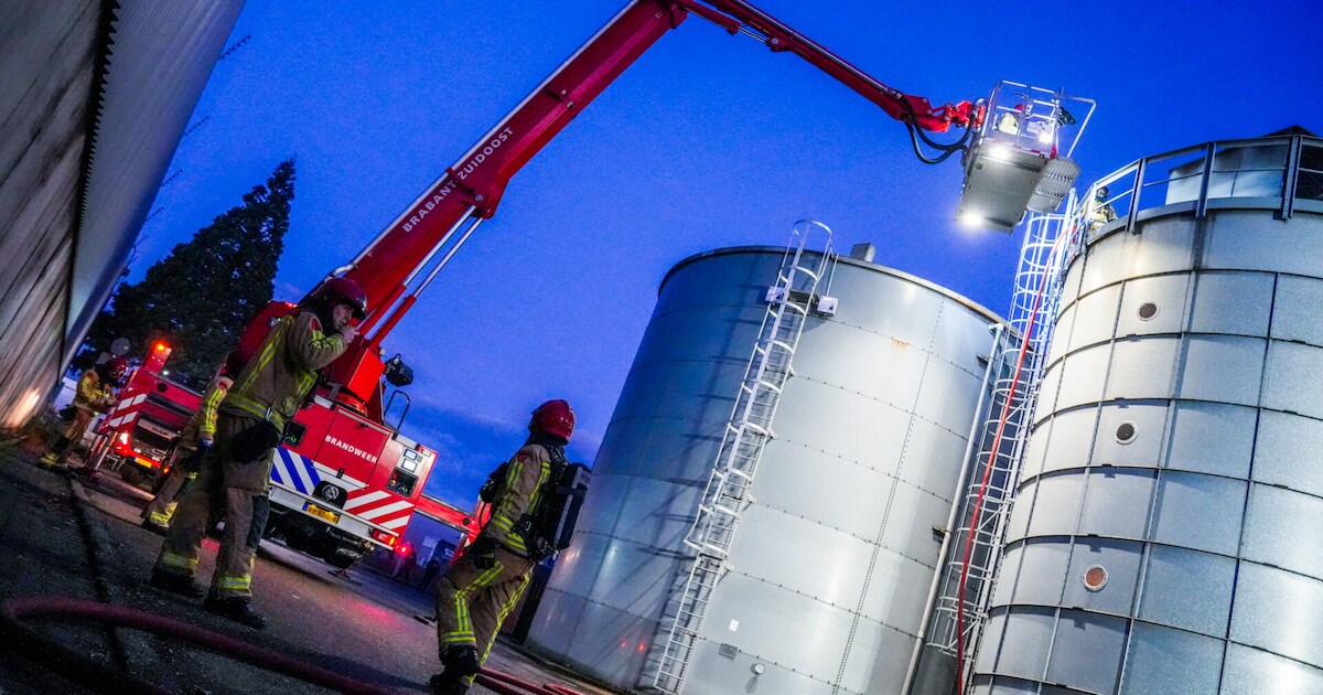 Klep van silo vol hout geblazen door explosie bij kozijnen-bedrijf in ...