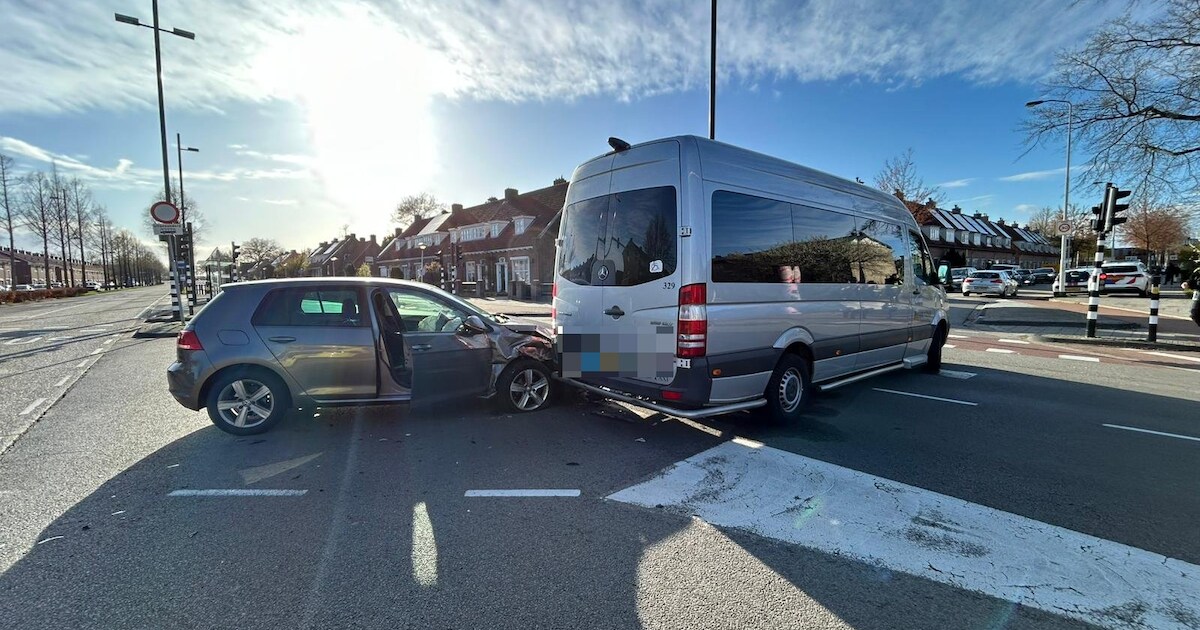 Taxibus en auto botsen op kruising in Eindhoven | Regio | ED.nl