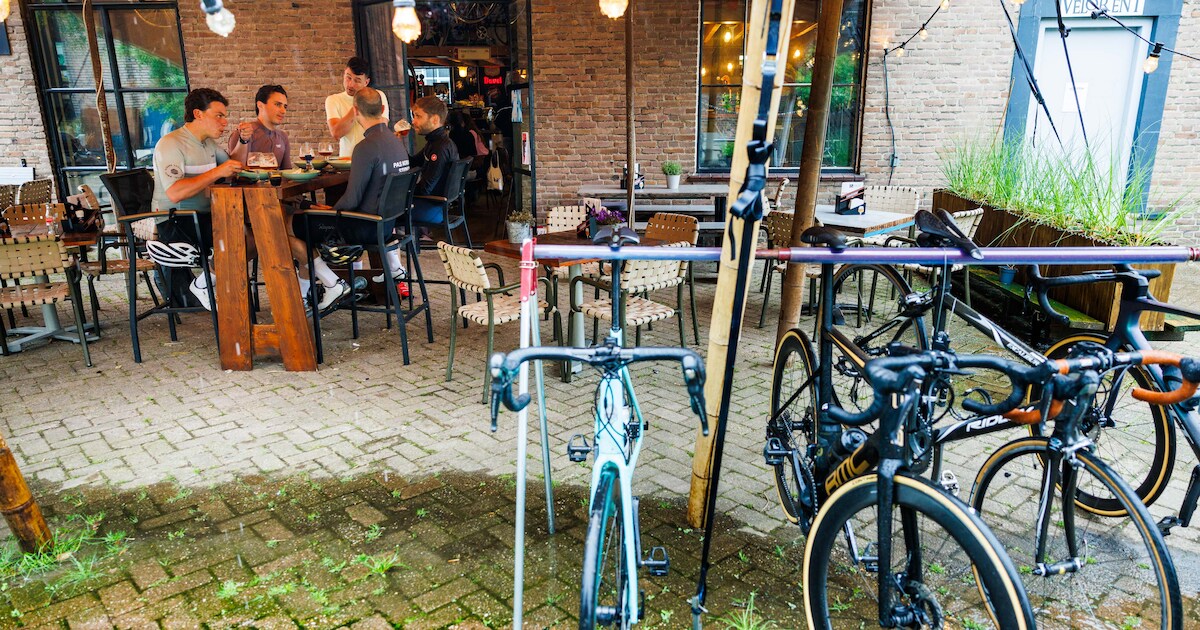 De jarige fietst met een hoedje op zijn helm bij Sam en zijn ...