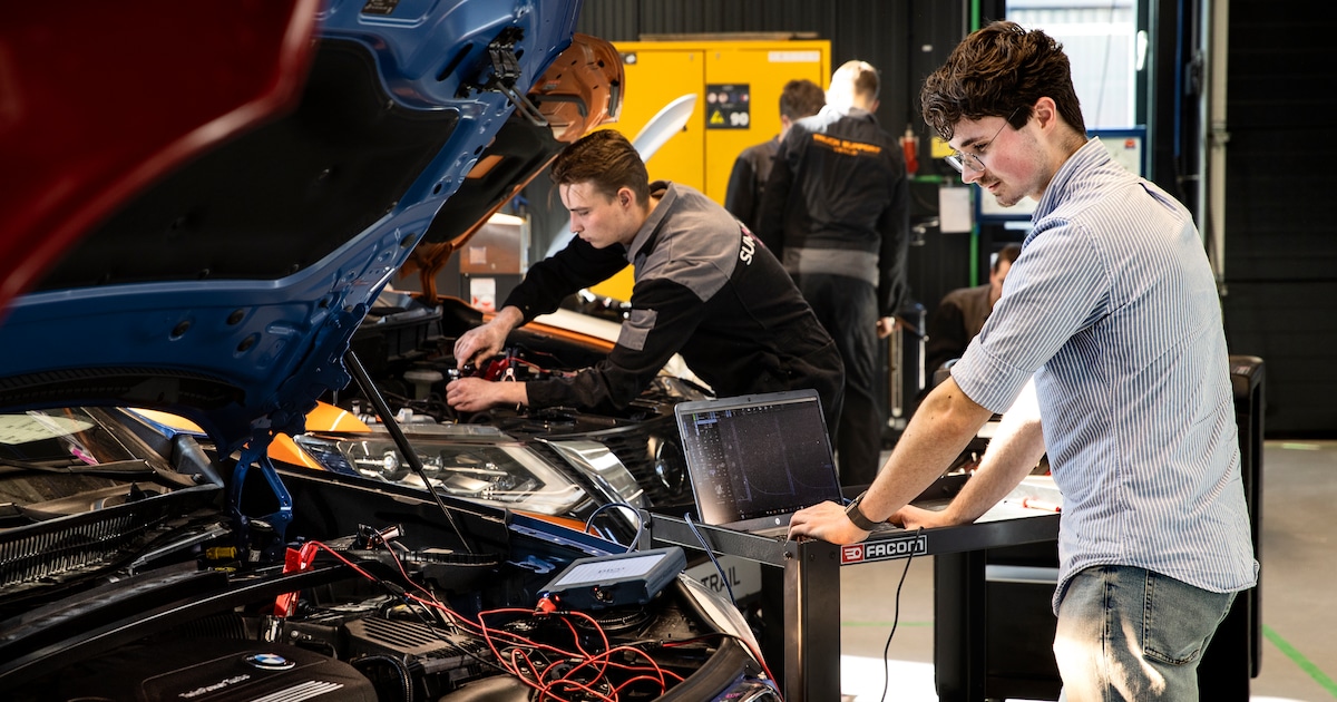 Lekker sleutelen is er steeds minder bij voor automonteurs: ‘Ik werk ...