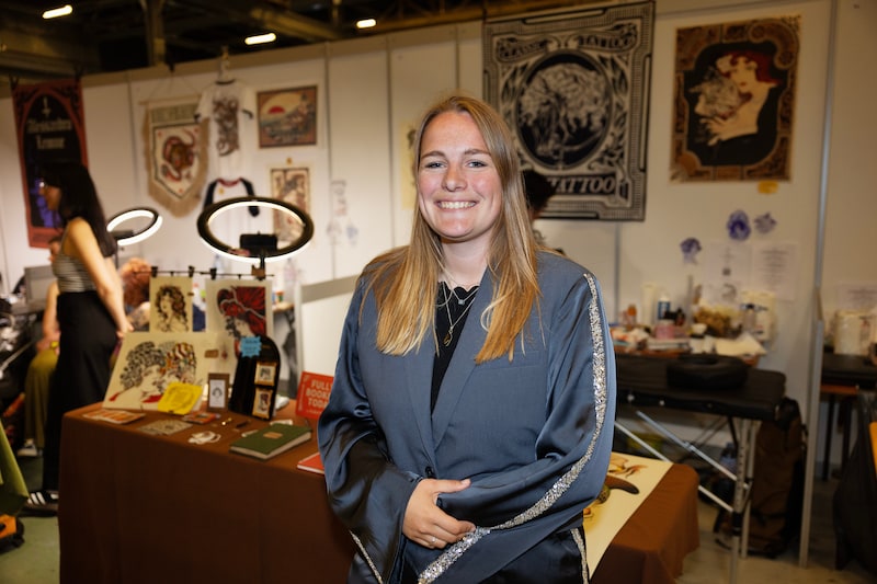 Tussen zoemende naalden en verse tattoos waarschuwt arts Mila: ‘Think ...