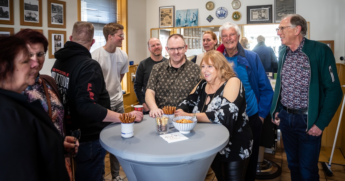 Al 100 jaar knippen, scheren en hanenkammen zetten in kapsalon: ‘Hier ...