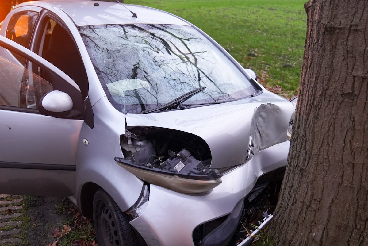 Auto klapt op boom bij Griendtsveen, man gewond naar ziekenhuis ...