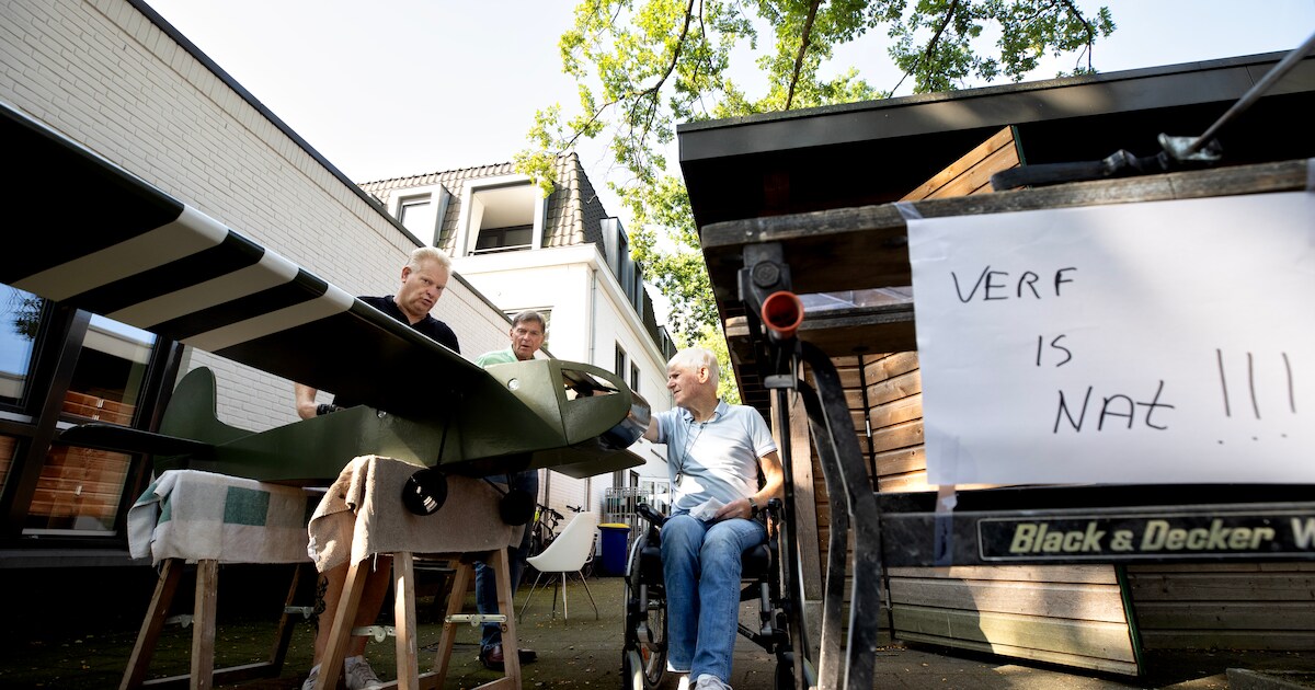 Een complete jeep met bemanning paste aan boord bij de Waco; oud ...
