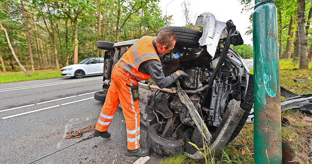 Auto botst tegen lantaarnpaal en eindigt zijwaarts op de weg in Waalre ...