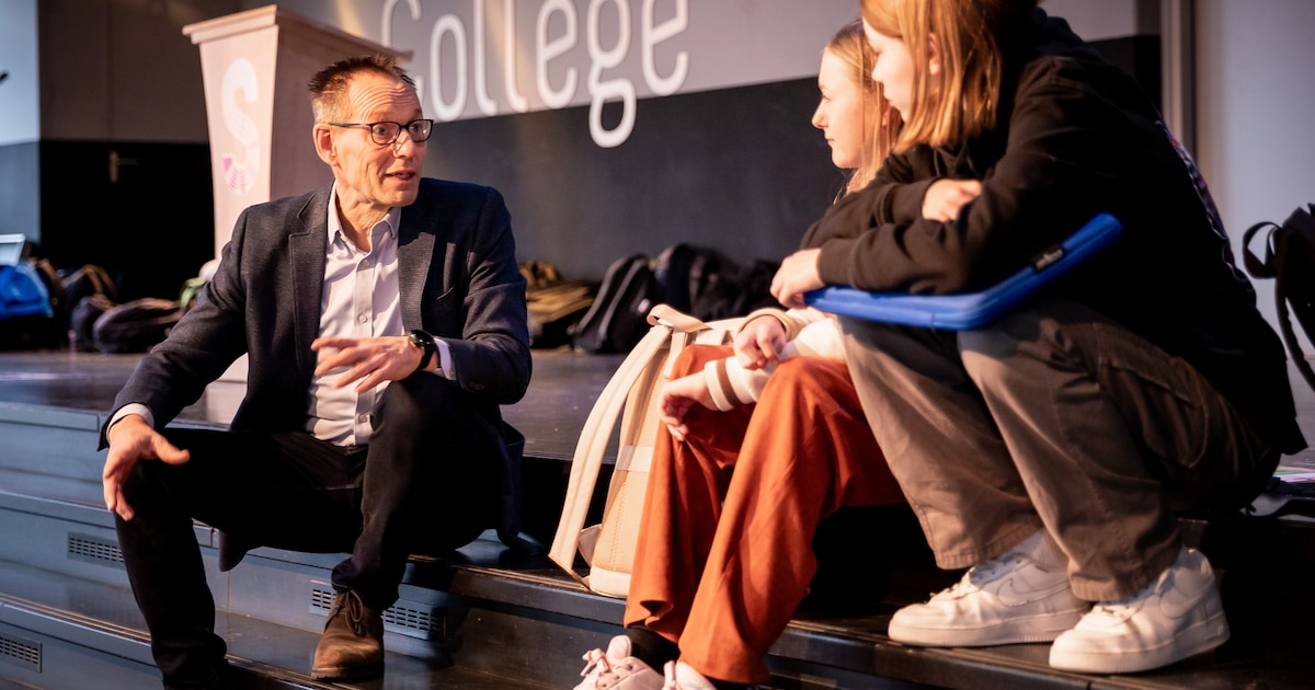 Aan het hoofd van twee grote middelbare scholen, rector Edward de Gier ...