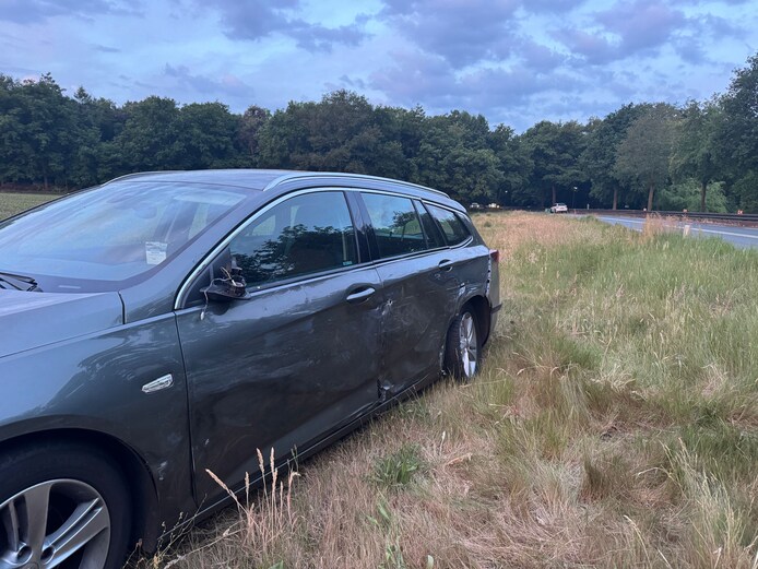 Auto komt vermoedelijk op verkeerde weghelft terecht en schampt andere auto in Lieshout ...