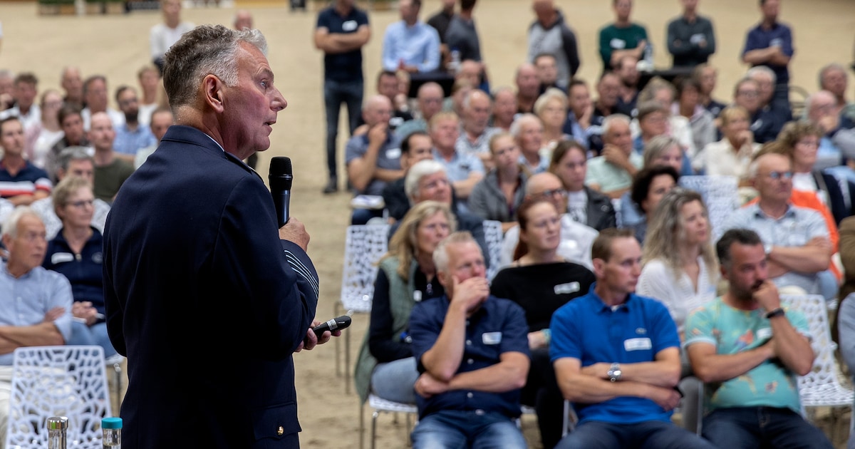 Tweehonderd ‘paardenmensen’ zien op tegen heropenen vliegbasis de Peel ...
