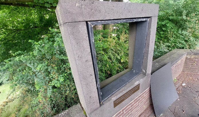 Opnieuw verdween de plaquette van John Frost in Arnhem, dit keer drukte ...