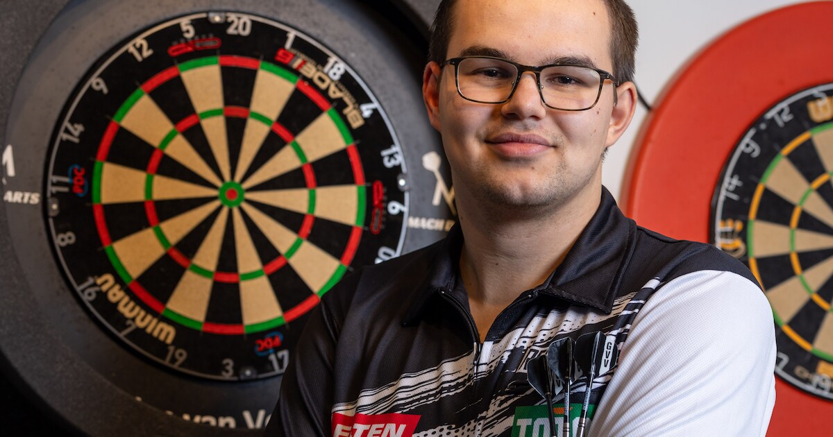 Ineens staat gelovige Gian van Veen tussen zijn dartshelden op het WK ...