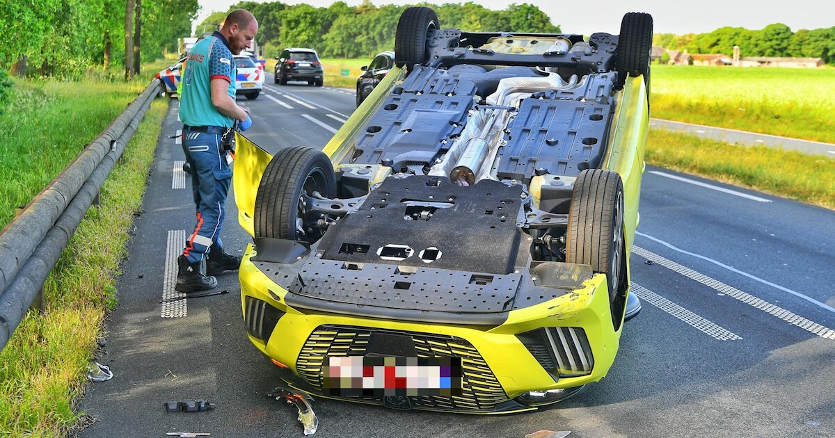 Bestuurder wil flesje water pakken en raakt afgeleid: auto gelanceerd ...