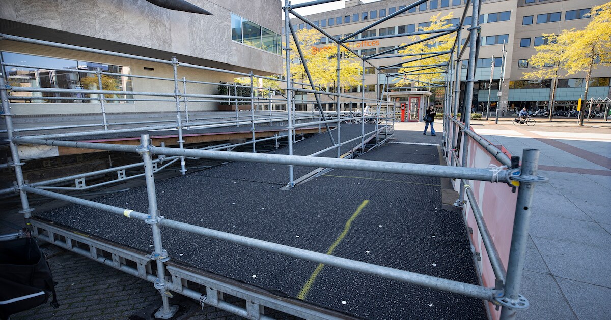 Weer een nieuwe hellingbaan voor gehandicapten bij het Stadhuis in ...