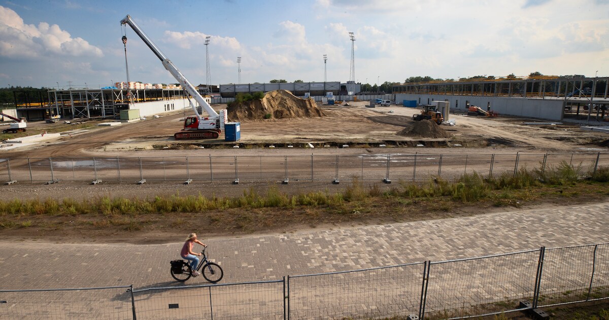 Duurdere lichtmasten en hogere bouwkosten: buitenruimte bij Helmond Sport-stadion 2 miljoen euro ...