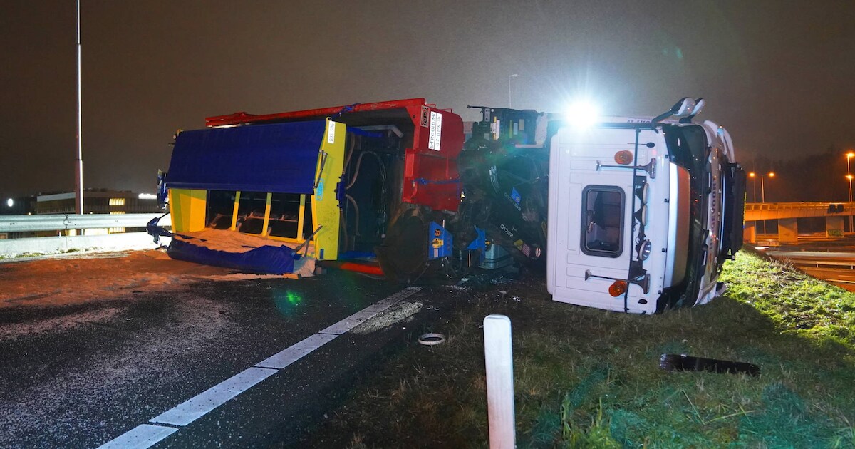 Strooiwagen belandt op zijkant door ijzel op verbindingsweg A59 naar A2 ...
