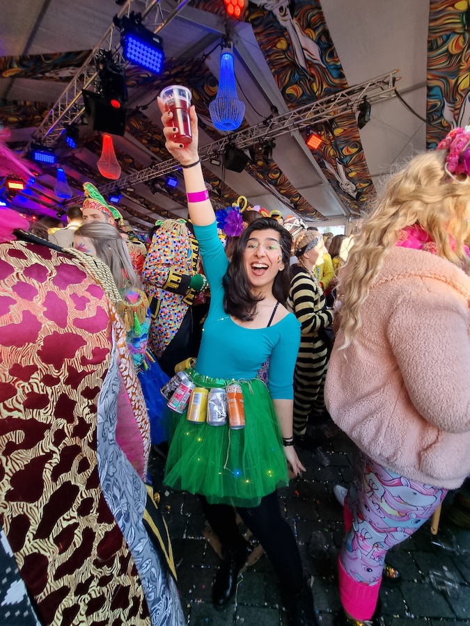 Parmida (27) kreeg een pistool op haar gericht en vluchtte uit Iran ...