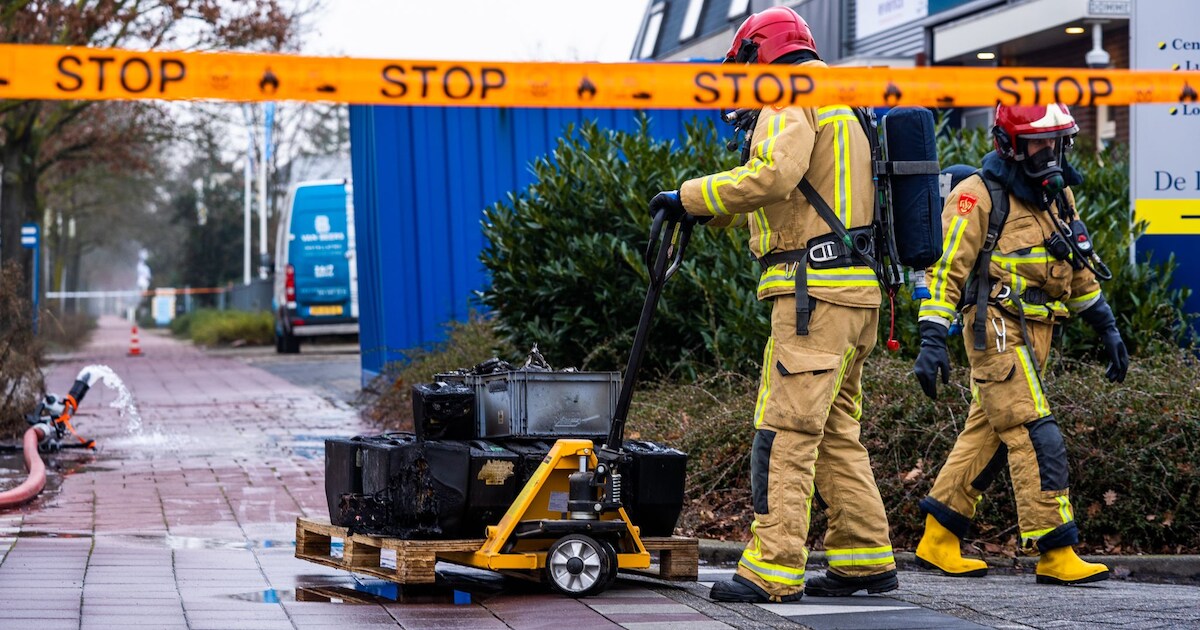 Brand in een container die speciaal voor opslag van accu's is ontworpen ...