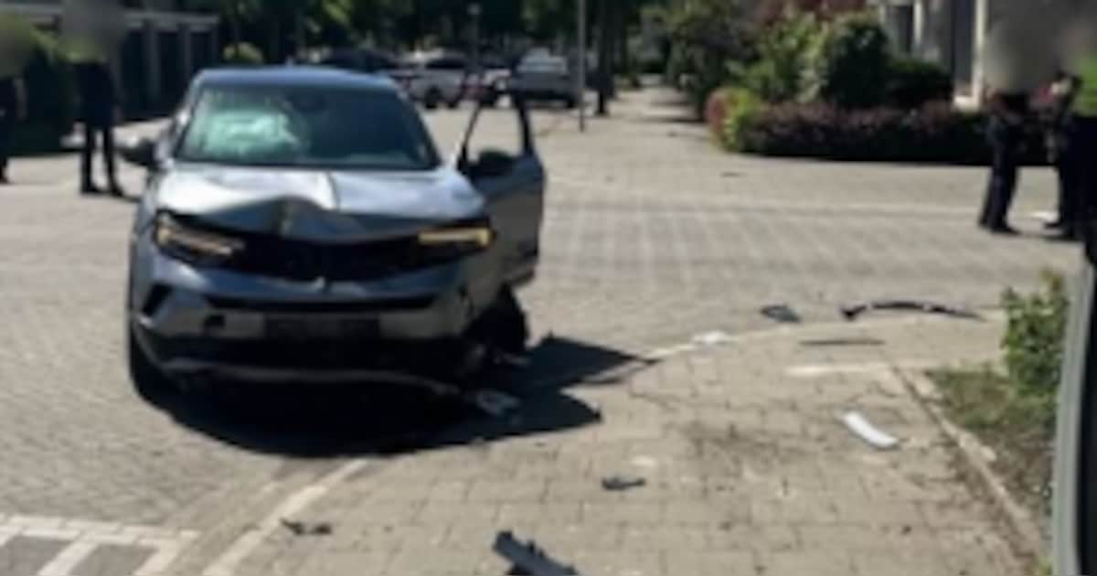 Man slaat op de vlucht na stopteken en crasht tegen andere auto in ...