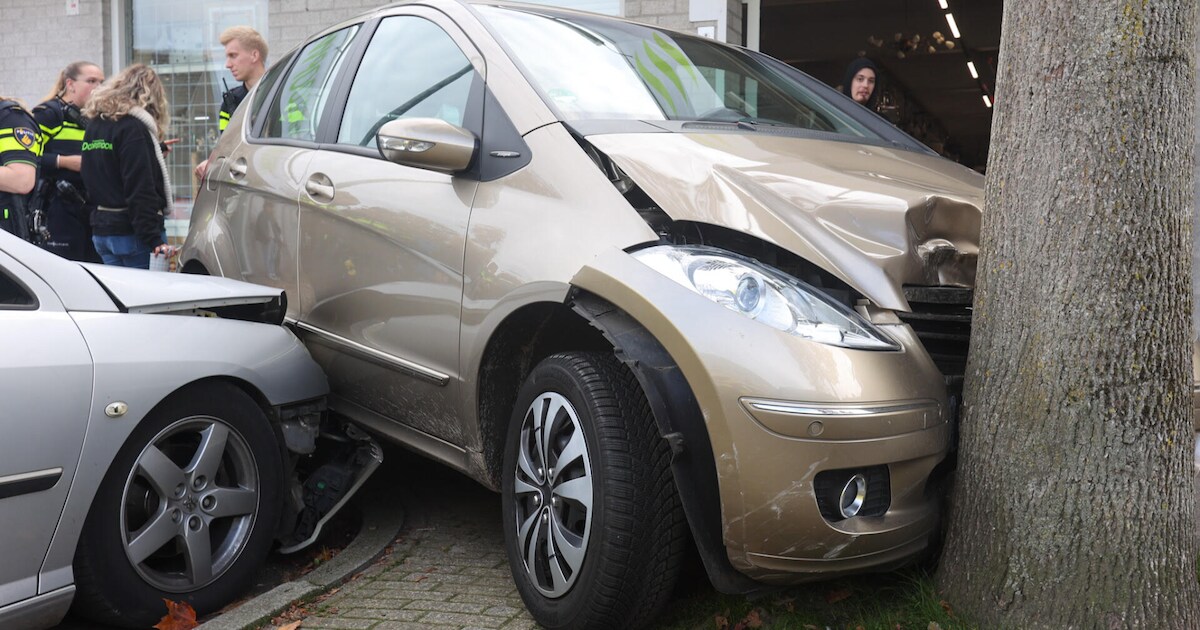 Automobilist blijft met voet achter gaspedaal hangen en zorgt voor ...