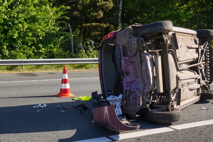 Auto op zijn kant bij ongeval op A67 richting Eindhoven | 112 nieuws ...