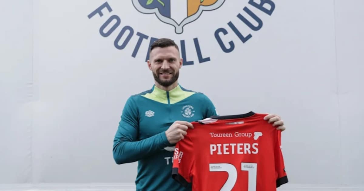 Voormalig PSV'er Pieters (36) blijft in Engeland en vindt nieuwe club ...