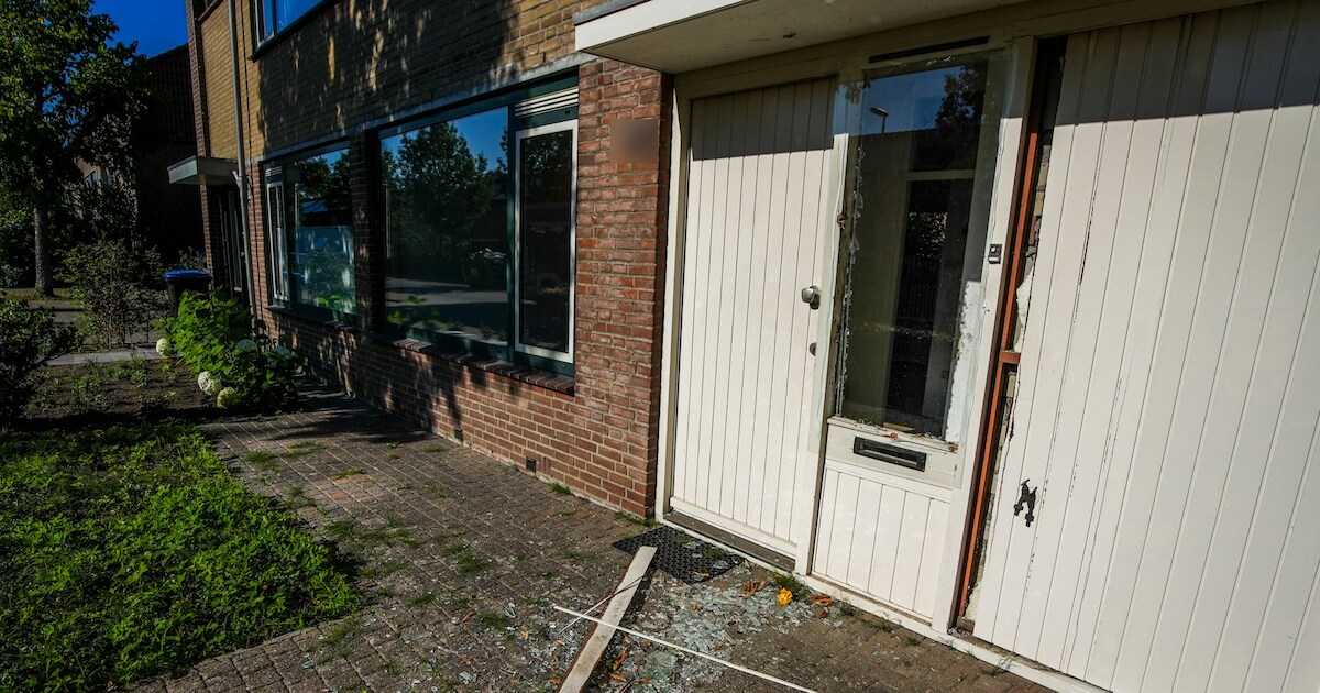 Huis in Eindhoven voor de tweede keer doelwit van explosie: delen van gevel in de tuin en overal ...