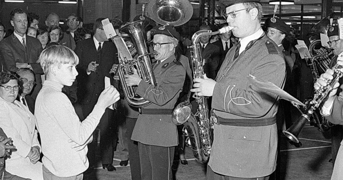 Lekker toeteren; wie was bij de opening van garage Hendriks? | Helmond ...