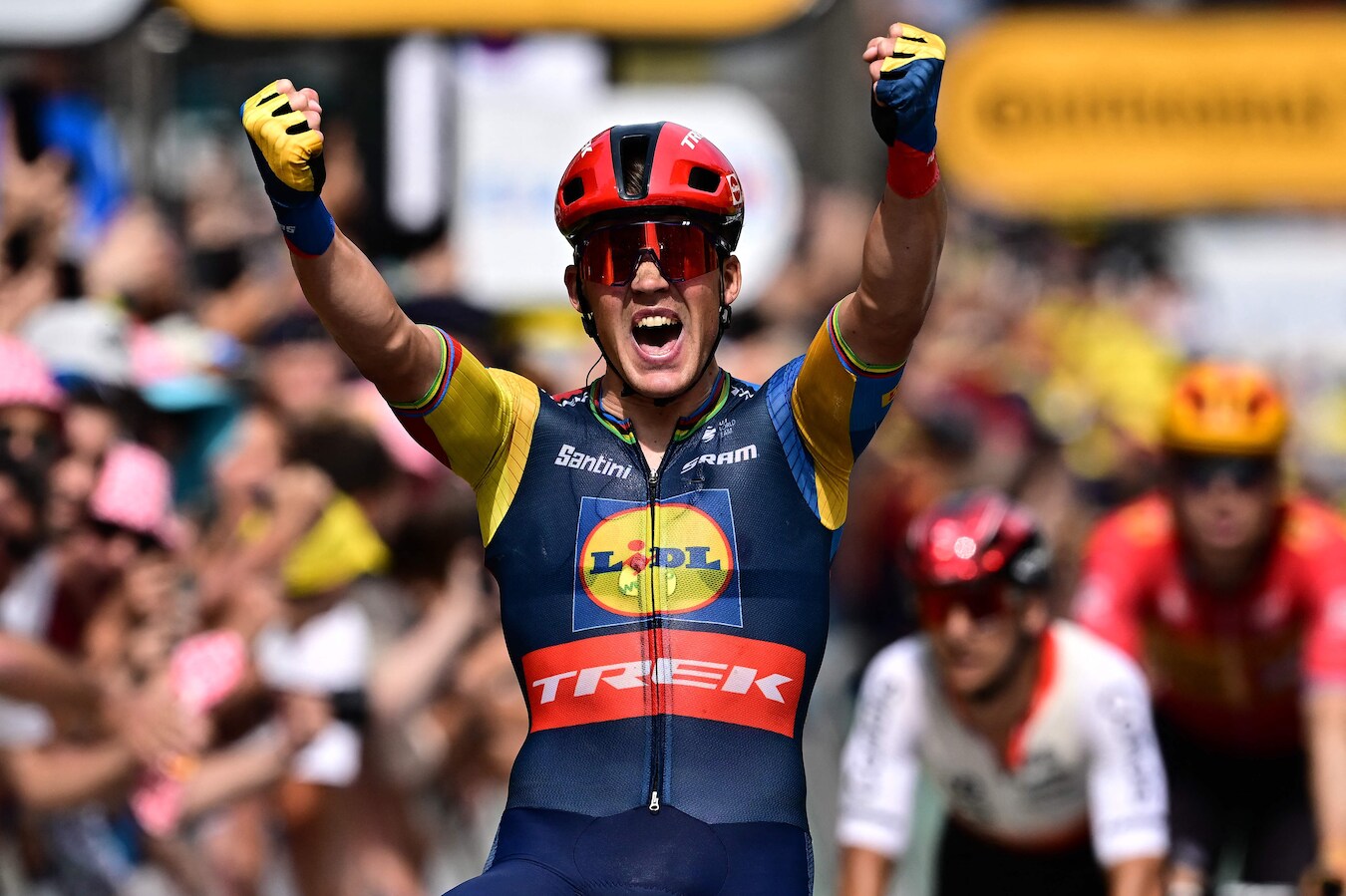 Mads Pedersen houdt Jasper Philipsen in Tour de France van vierde ...